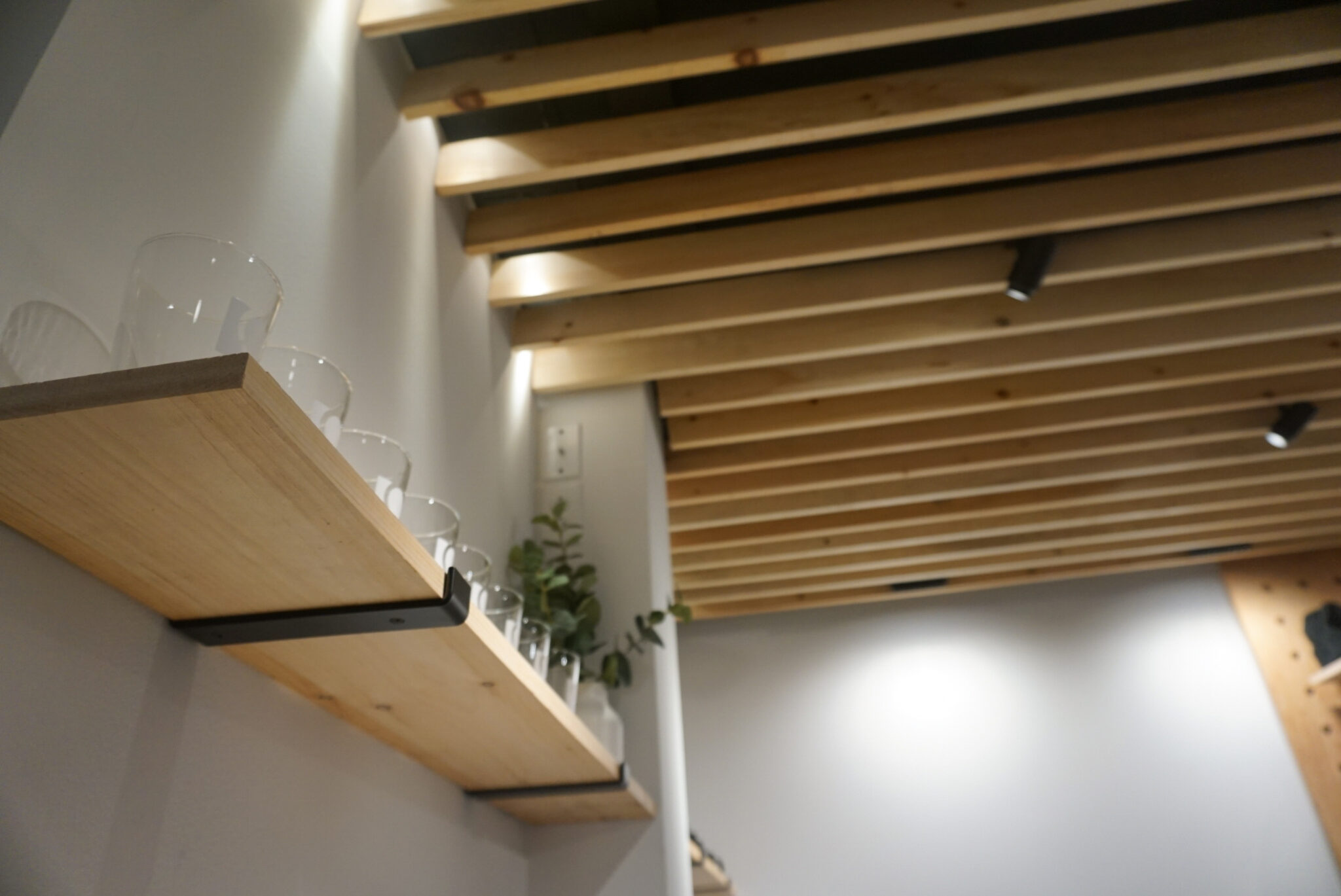 3 Reasons to Love a Slat Wood Ceiling